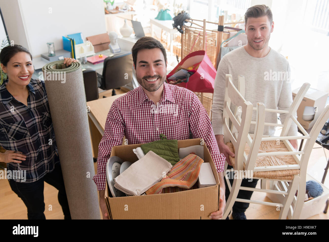 Smiling friends moving house Stock Photo - Alamy