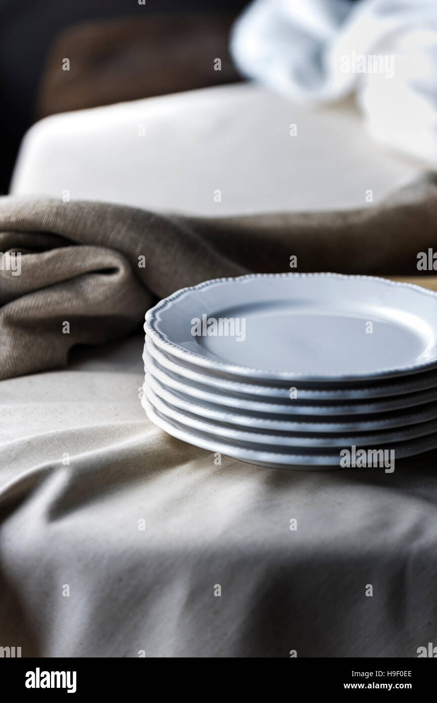 Stack of plates hi-res stock photography and images - Alamy