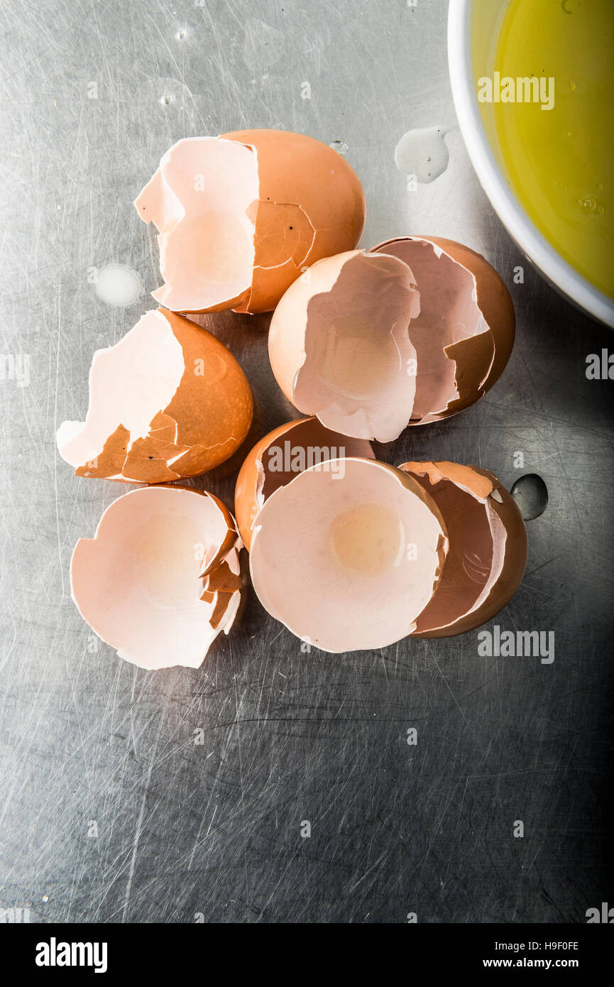 Broken egg shells hi-res stock photography and images - Alamy