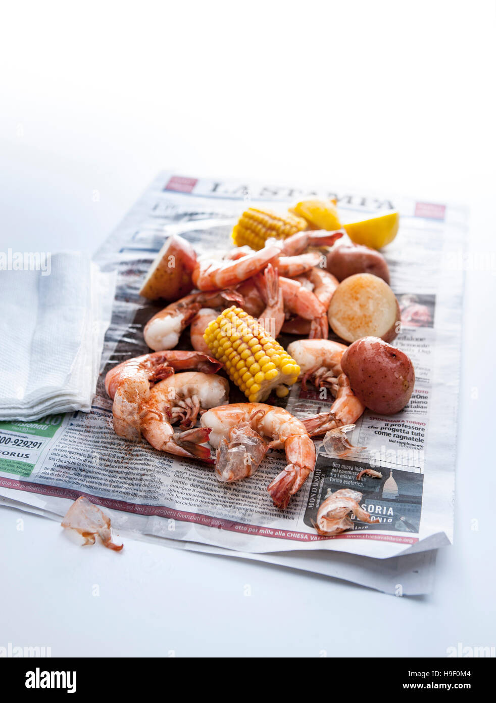 Seafood boil on newspaper Stock Photo - Alamy