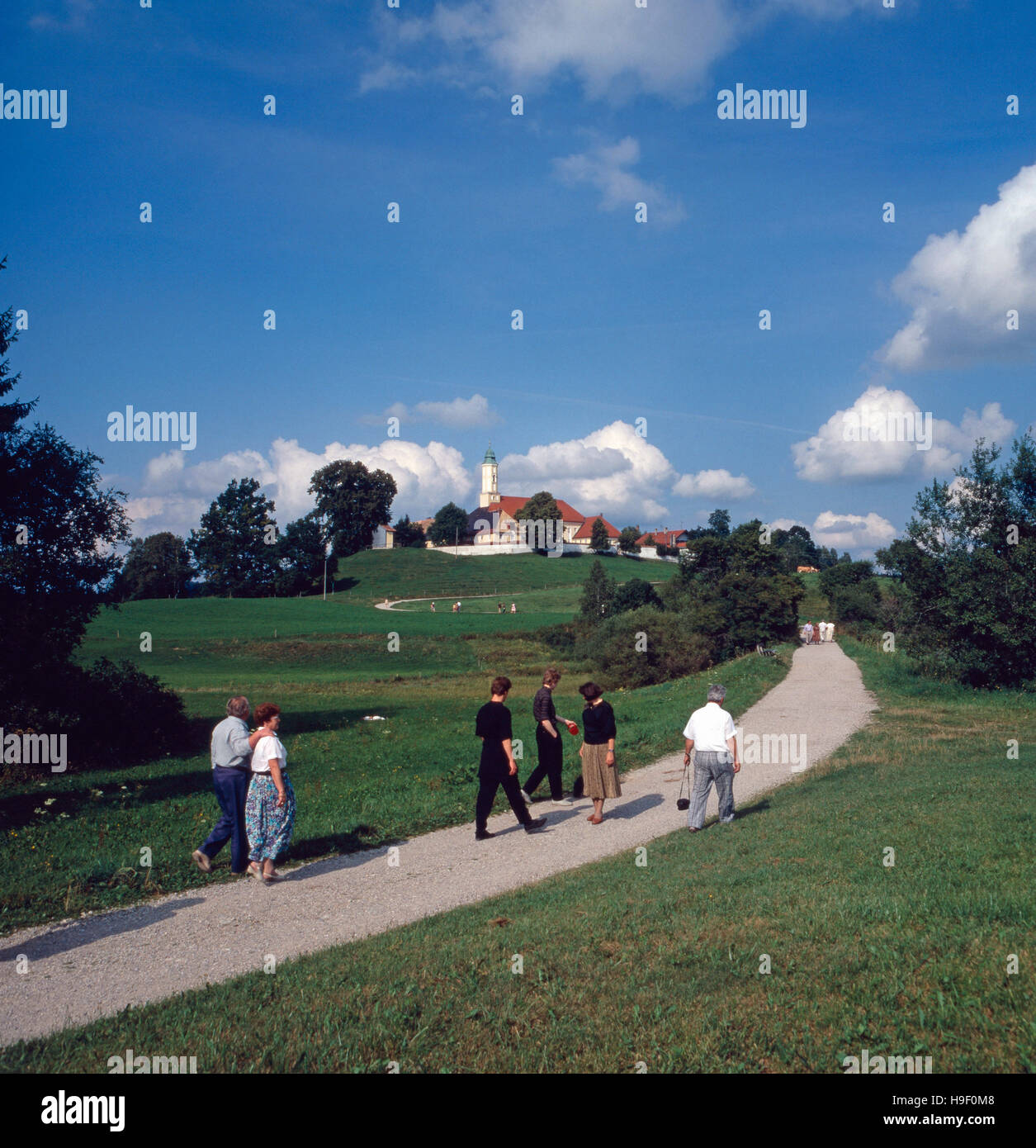 Oberbayern, 1980er. Spaziergang rund um Sachsenkam. Landkreis Bad Tölz ...