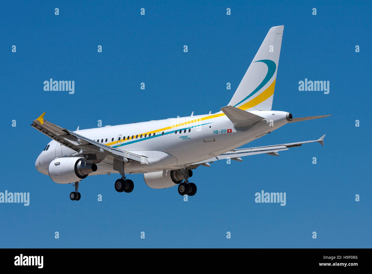 Airbus a318 landing hi-res stock photography and images - Alamy