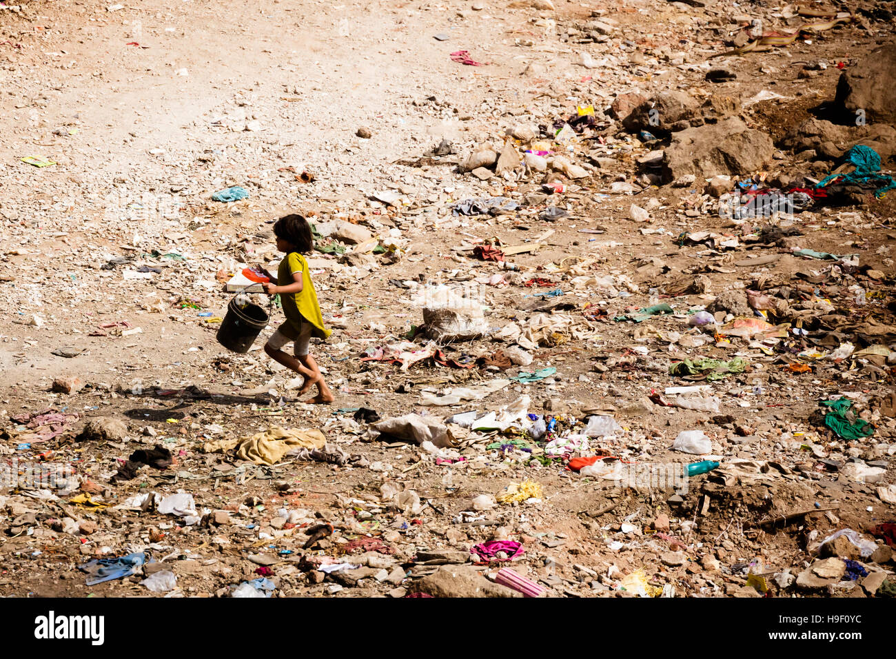 Mumbai Slum life Stock Photo - Alamy