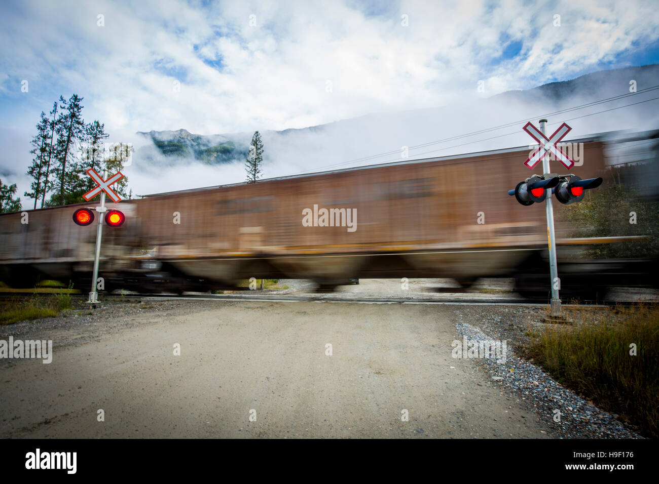 Railroad crossing image hi-res stock photography and images - Alamy