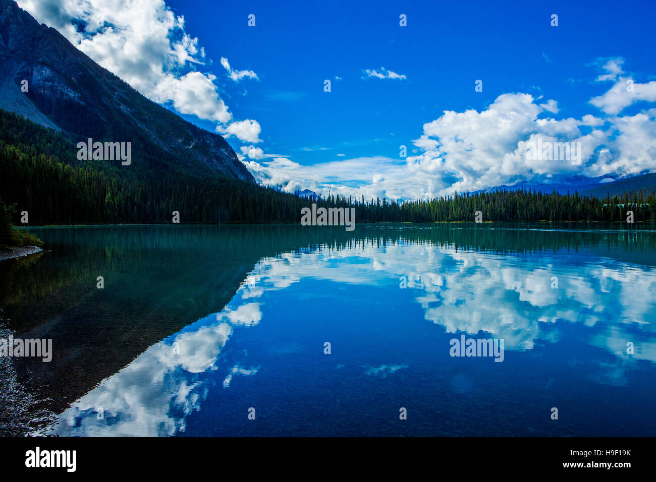 Still mountain lake hi-res stock photography and images - Alamy