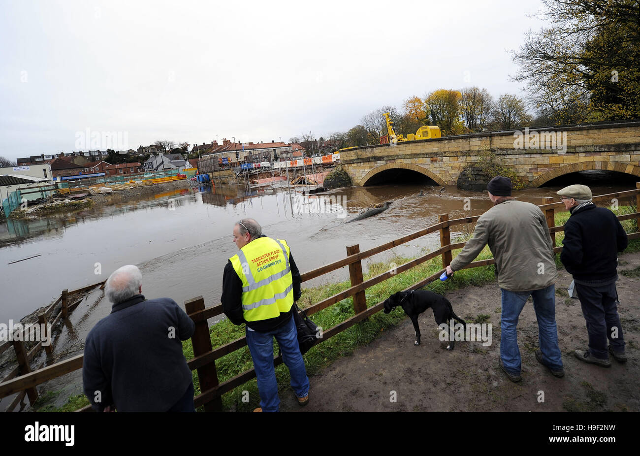 Residents tadcaster watch rising floodwaters hi-res stock photography ...