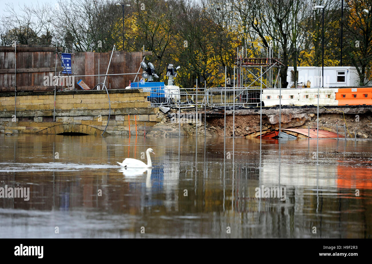 Rising floodwaters from the River Wharfe in Tadcaster stops repair work ...