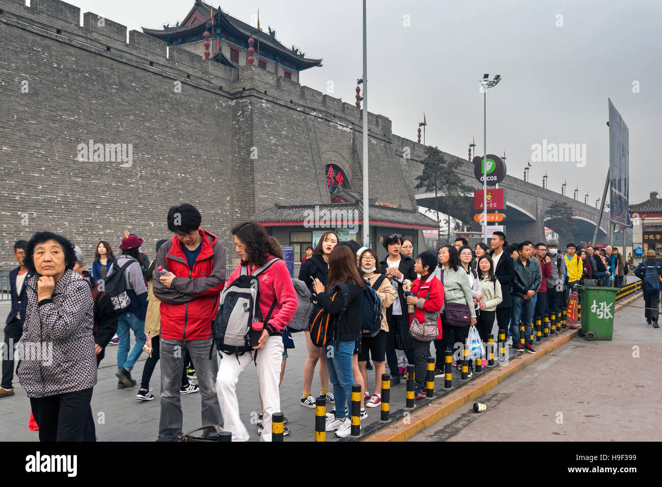 Queue at bus terminal for TerraCotta Warriors museum, Xian, China Stock ...