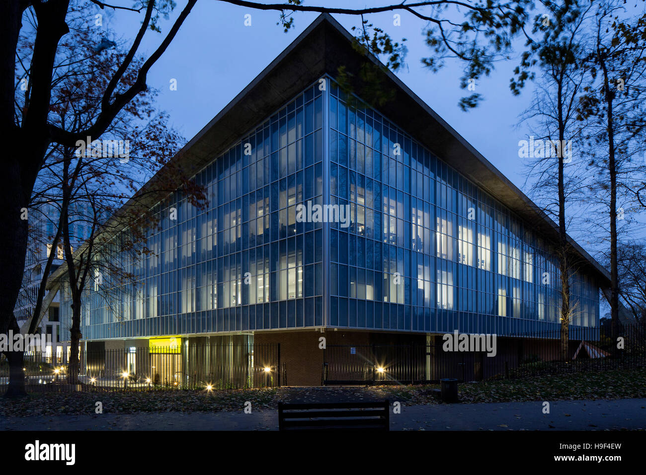 London design museum exterior hi-res stock photography and images - Alamy