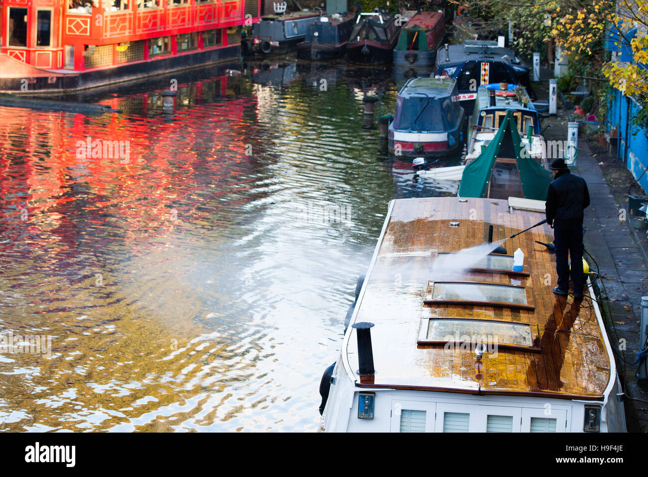 Mooring houseboat hi-res stock photography and images - Alamy