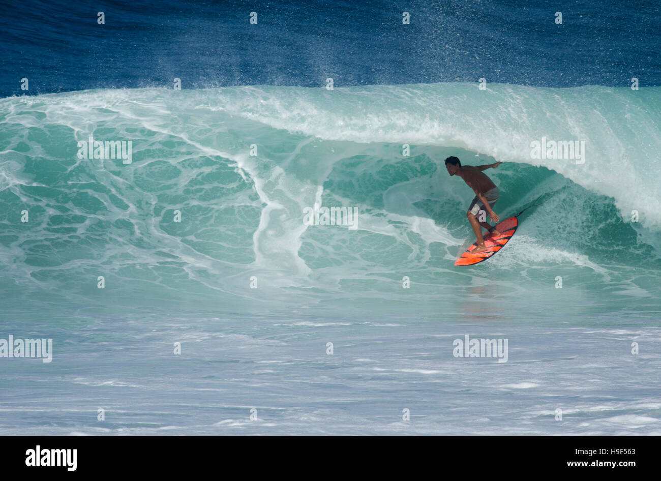 Tube wave hi-res stock photography and images - Alamy