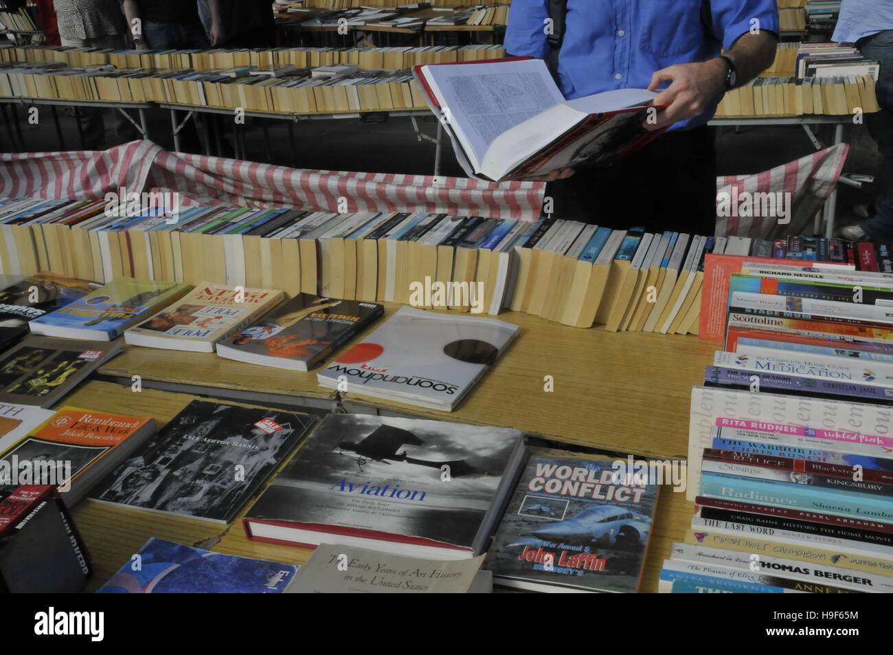 Second hand book shop hi-res stock photography and images - Alamy