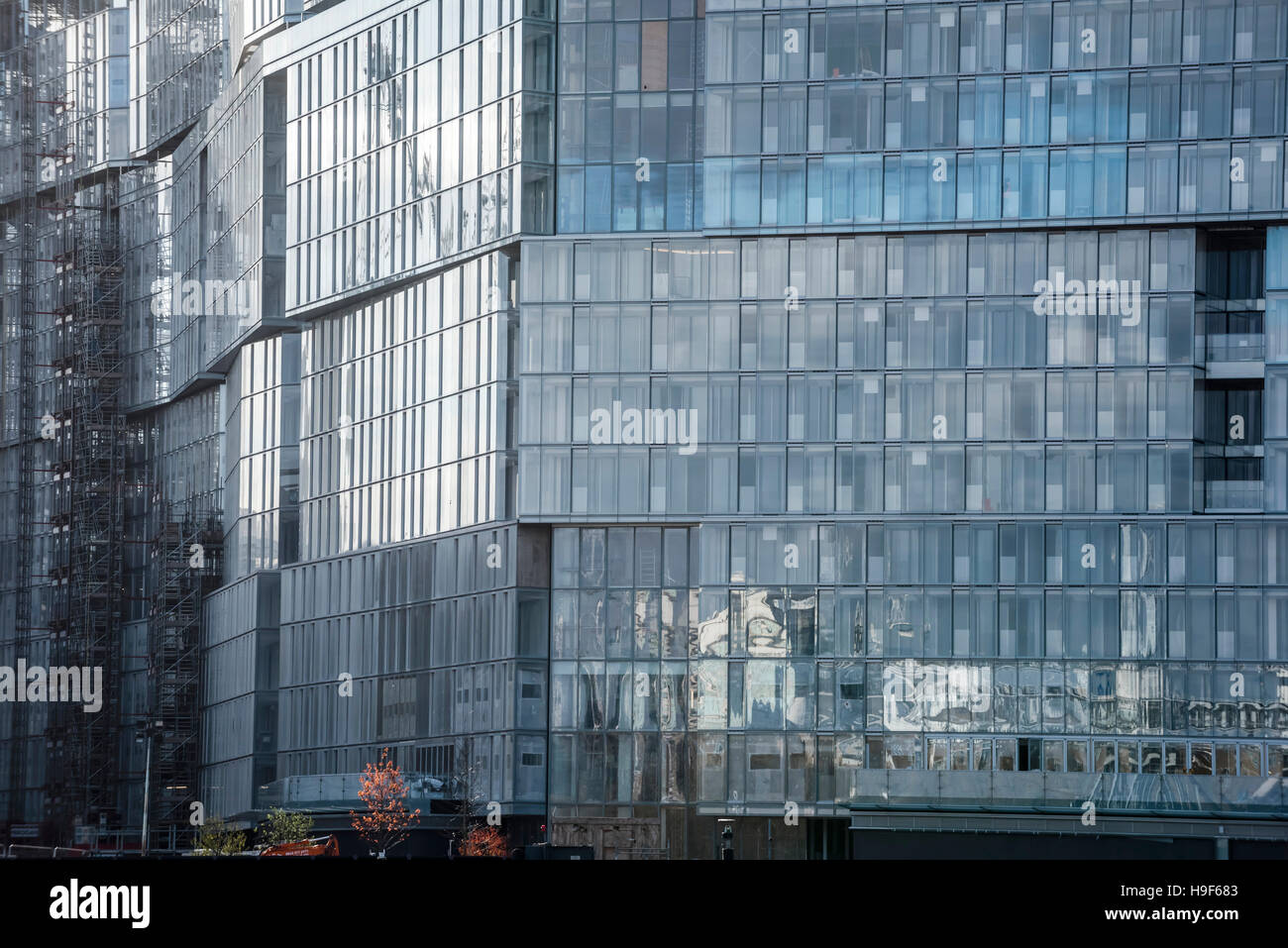 Glass fronted buildings hi-res stock photography and images - Alamy