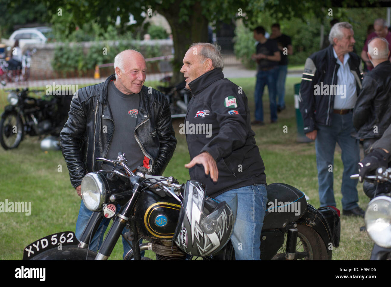 Old men smiling uk hi-res stock photography and images - Alamy