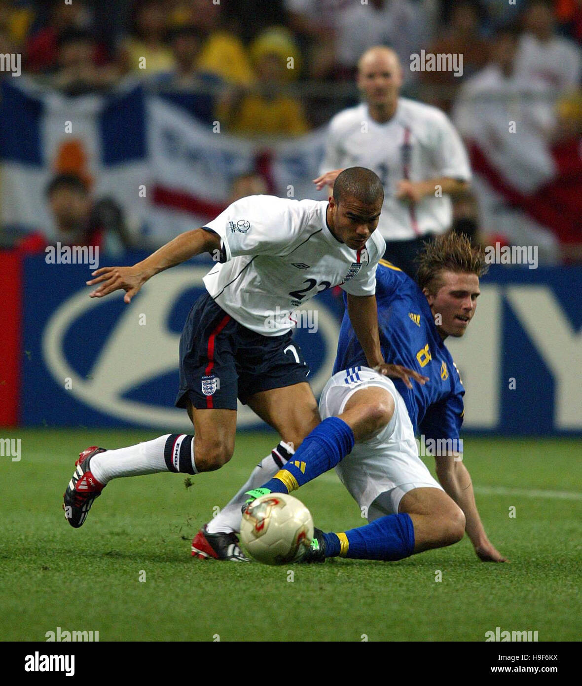 ASHLEY COLE & ANDERS SVENSSON ENGLAND V SWEDEN 2002 SAITAMA STADIUM ...