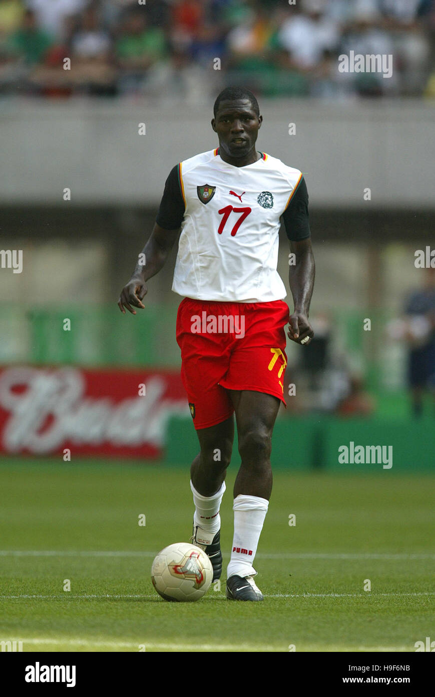 MARC VIVIEN FOE OLYMPIC LYONNAIS FC NIIGATA STADIUM NIIGATA JAPAN 01 ...