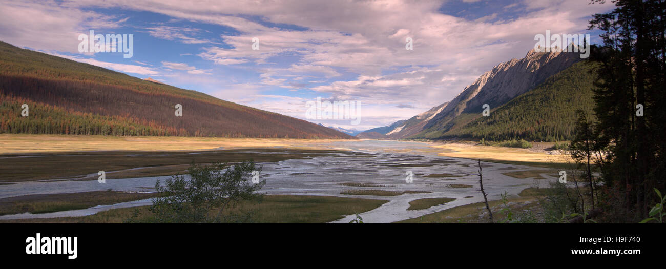 River meadows hi-res stock photography and images - Alamy
