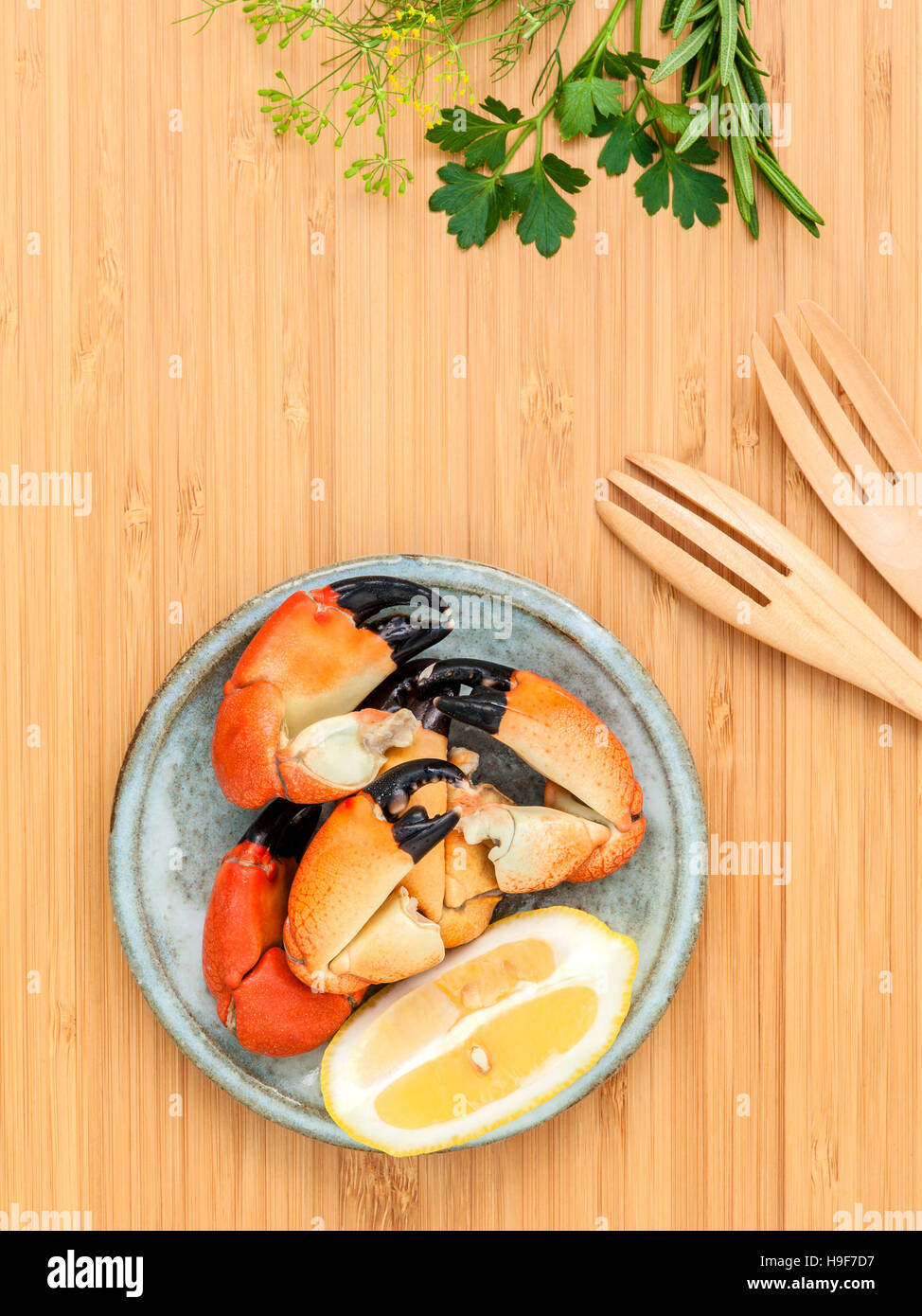 Fresh steamed red crabs leg in bowl . Red crabs leg with ingredi Stock ...