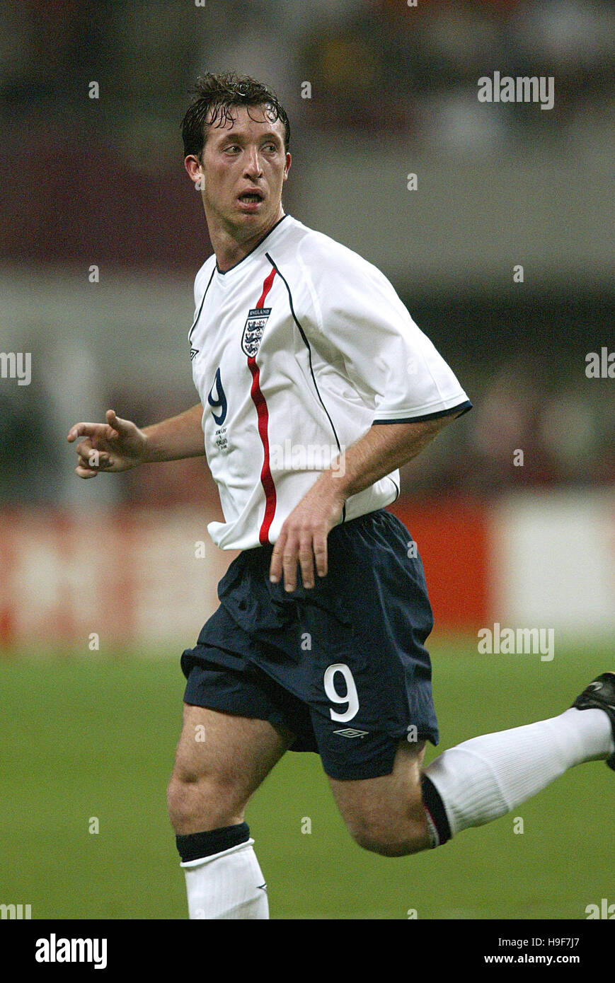 ROBBIE FOWLER ENGLAND & LEEDS UNITED FC BIG SWAN STADIUM NIIGATA JAPAN ...