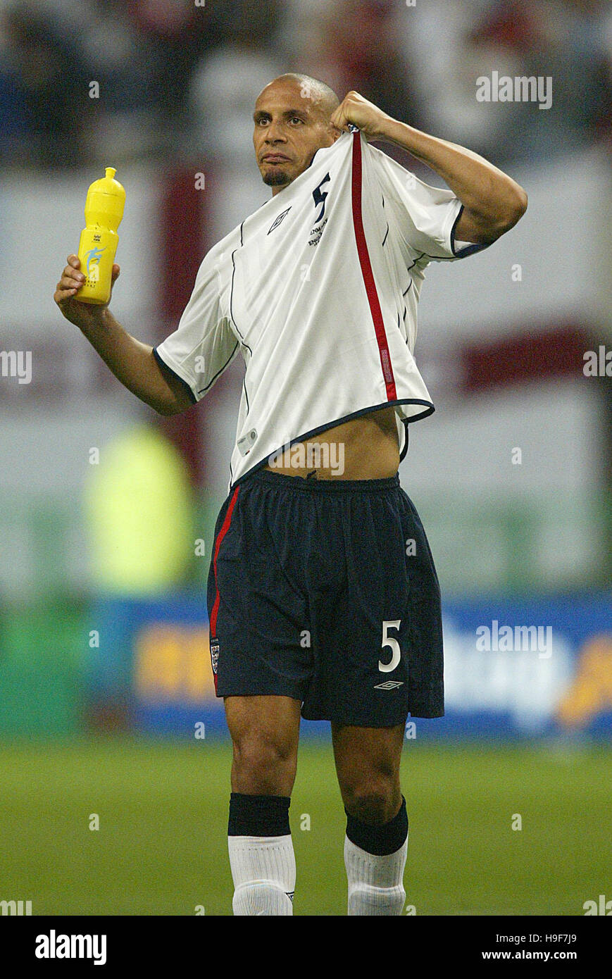 RIO FERDINAND ENGLAND & LEEDS UNITED FC BIG SWAN STADIUM NIIGATA JAPAN ...
