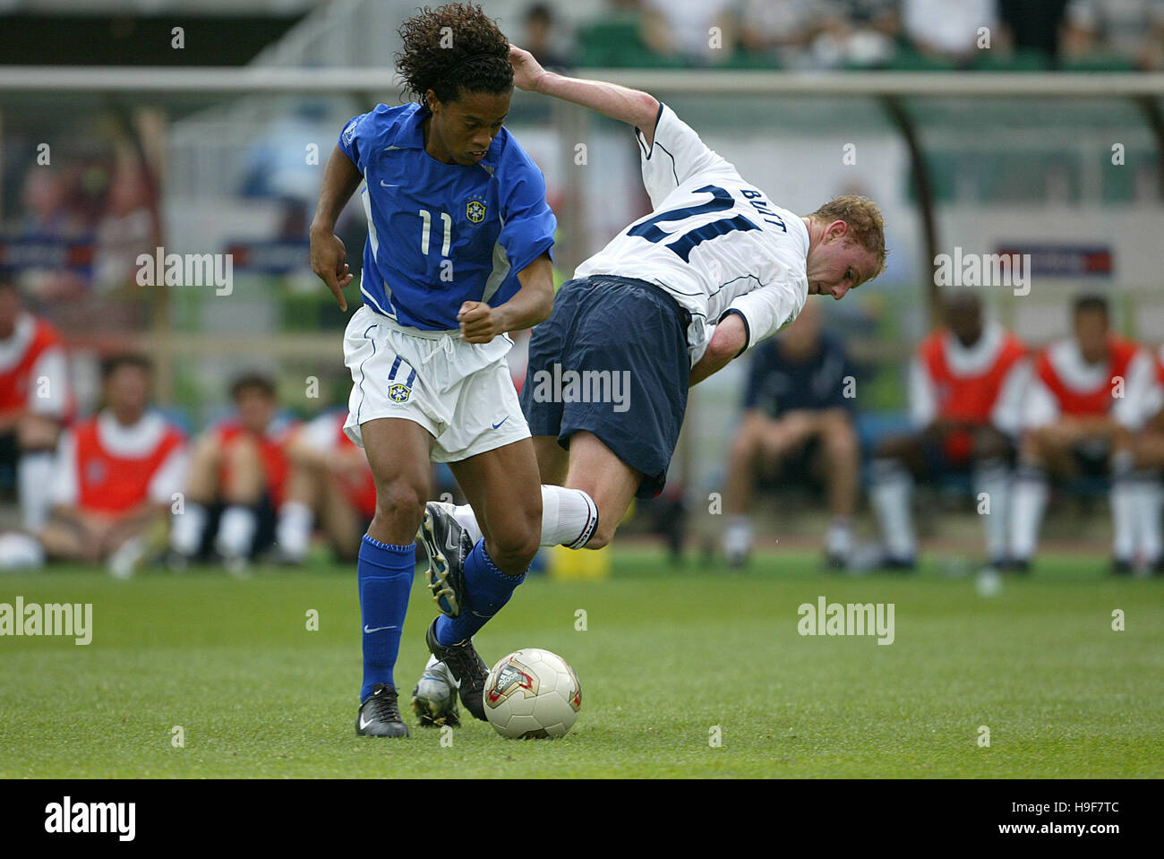 RONALDINHO & NICKY BUTT BRAZIL V ENGLAND ECOPA STADIUM SHIZUOKA JAPAN ...