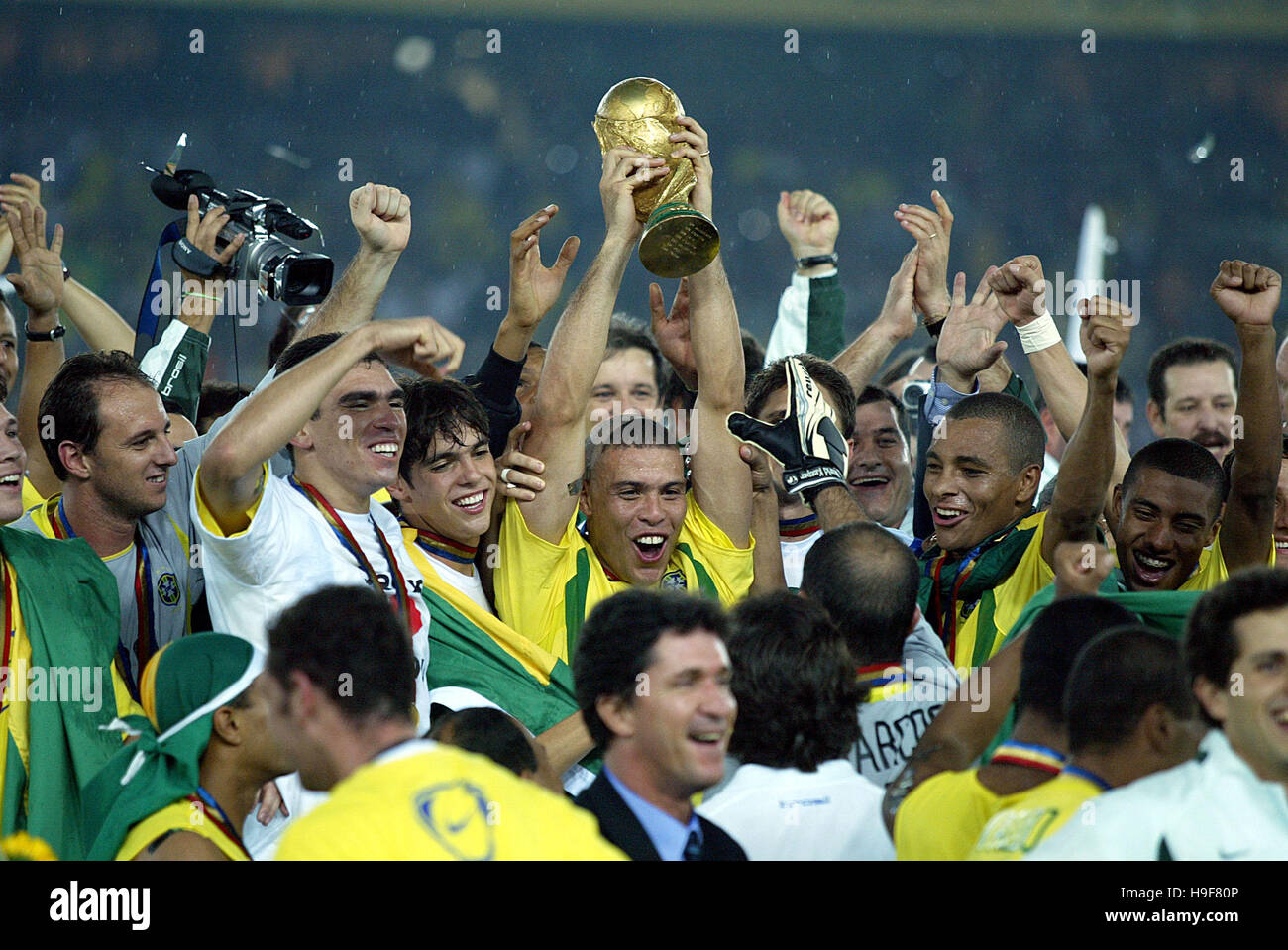 RONALDO AND BRAZIL TEAM BRAZIL V GERMANY YOKOHAMA STADIUM YOKOHAMA ...