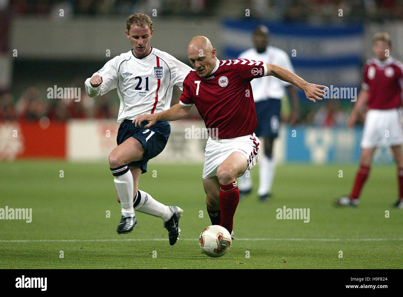 NICKY BUTT & THOMAS GRAVESEN DENMARK V ENGLAND BIG SWAN STADIUM NIIGATA ...