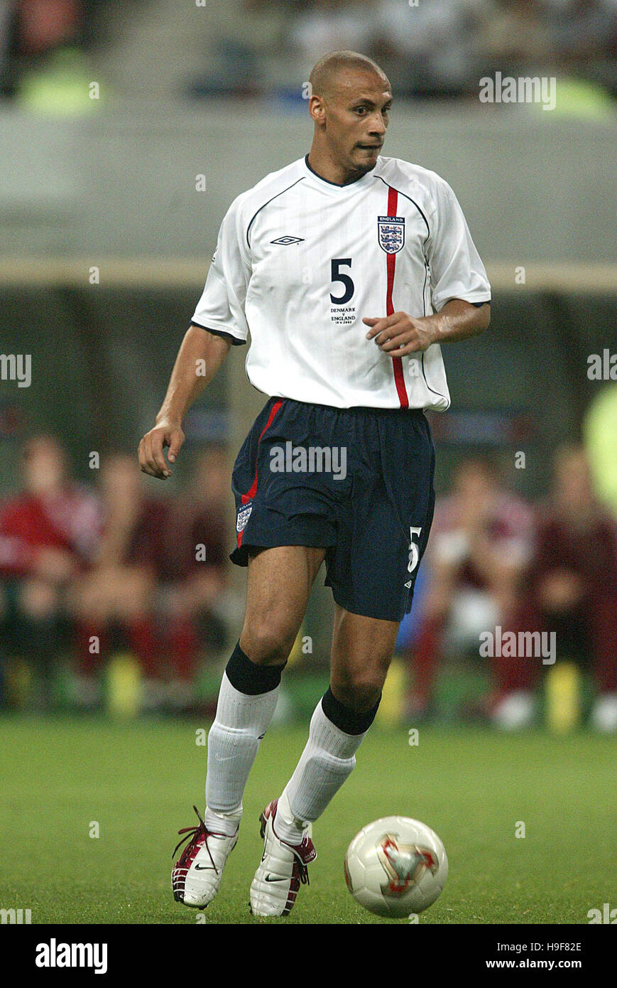 RIO FERDINAND ENGLAND & LEEDS UNITED FC BIG SWAN STADIUM NIIGATA JAPAN ...