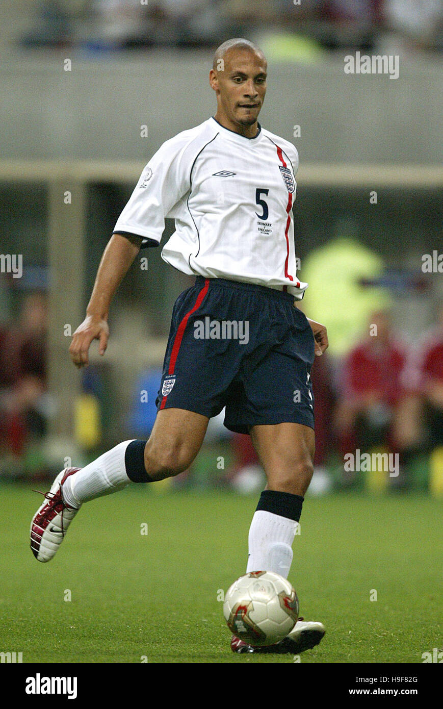 RIO FERDINAND ENGLAND & LEEDS UNITED FC BIG SWAN STADIUM NIIGATA JAPAN ...