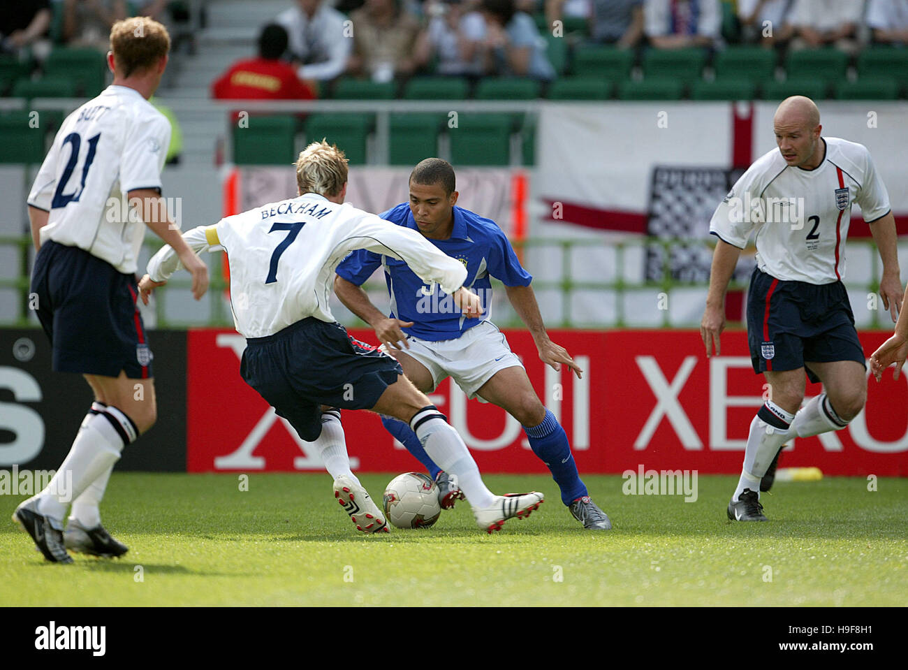 RONALDO & DAVID BECKHAM ENGLAND V BRAZIL SHIZUOKA STADIUM ECOPA ...