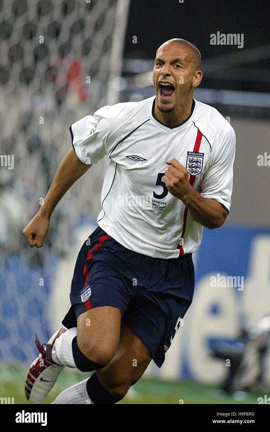 RIO FERDINAND ENGLAND & LEEDS UNITED FC NIIGATA STADIUM BIG SWAN ...