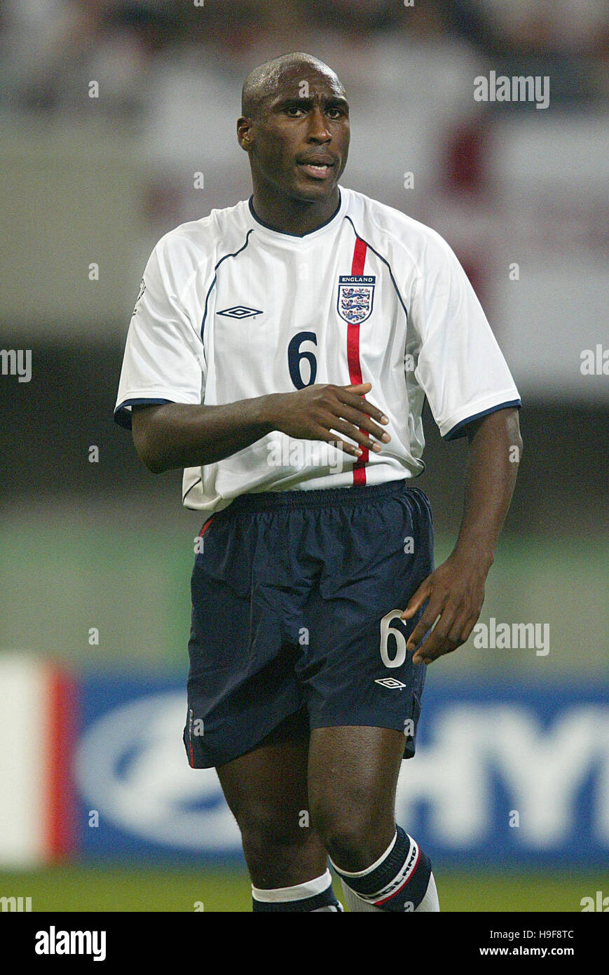 SOL CAMPBELL ENGLAND & ARSENAL FC NIIGATA STADIUM BIG SWAN NIIGATA ...