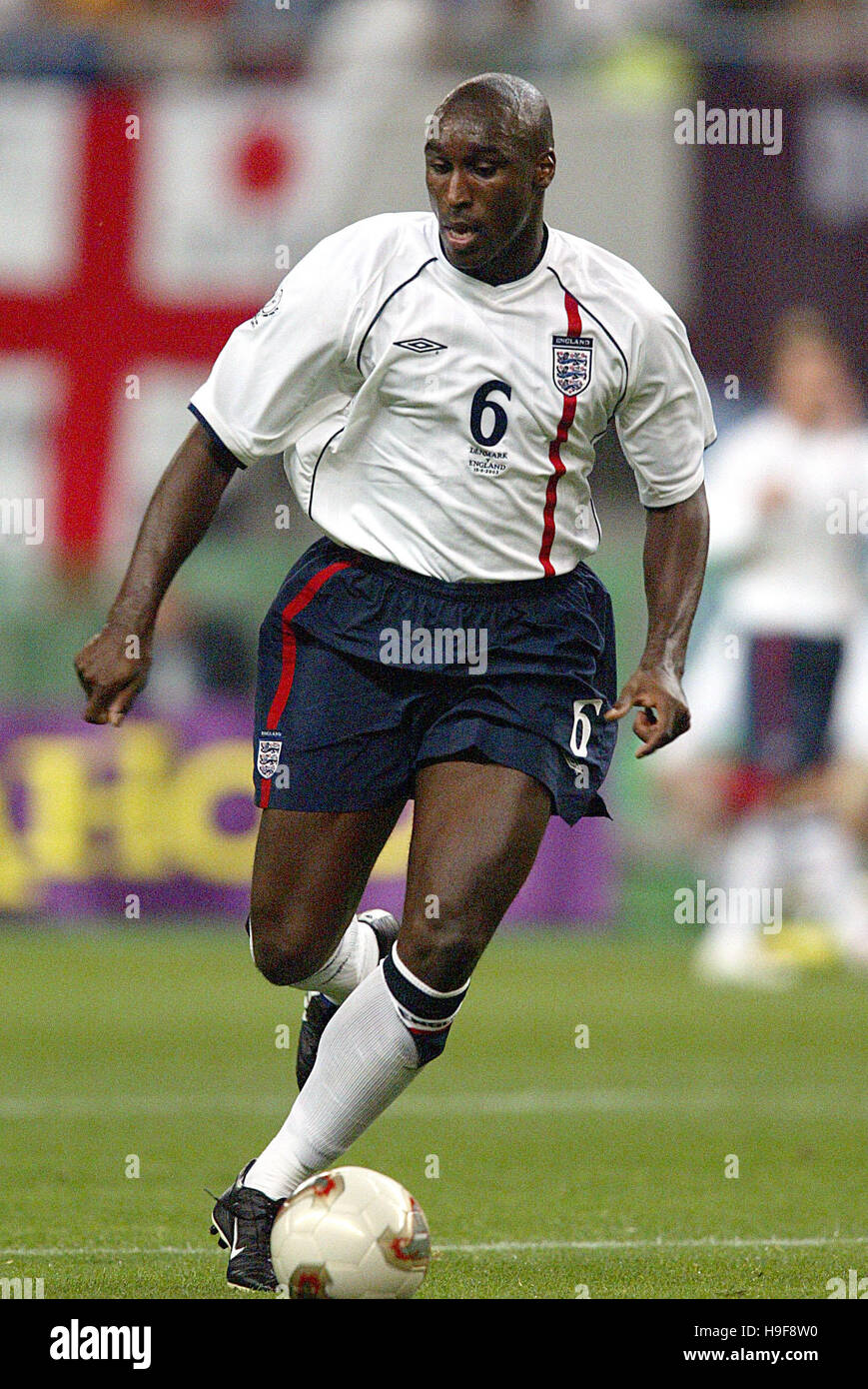 SOL CAMPBELL ENGLAND & ARSENAL FC NIIGATA STADIUM BIG SWAN NIIGATA ...