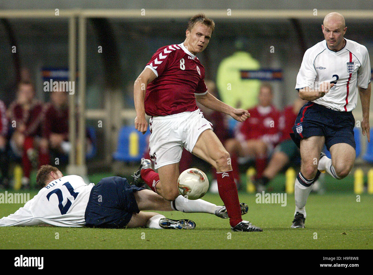 JESPER GRONKJAER & NICKY BUTT DENMARK V ENGLAND NIIGATA STADIUM BIG ...