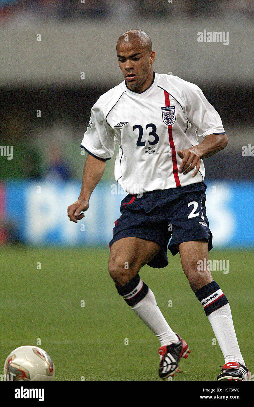 KIERON DYER ENGLAND & NEWCASTLE UNITED FC NIIGATA STADIUM BIG SWAN ...
