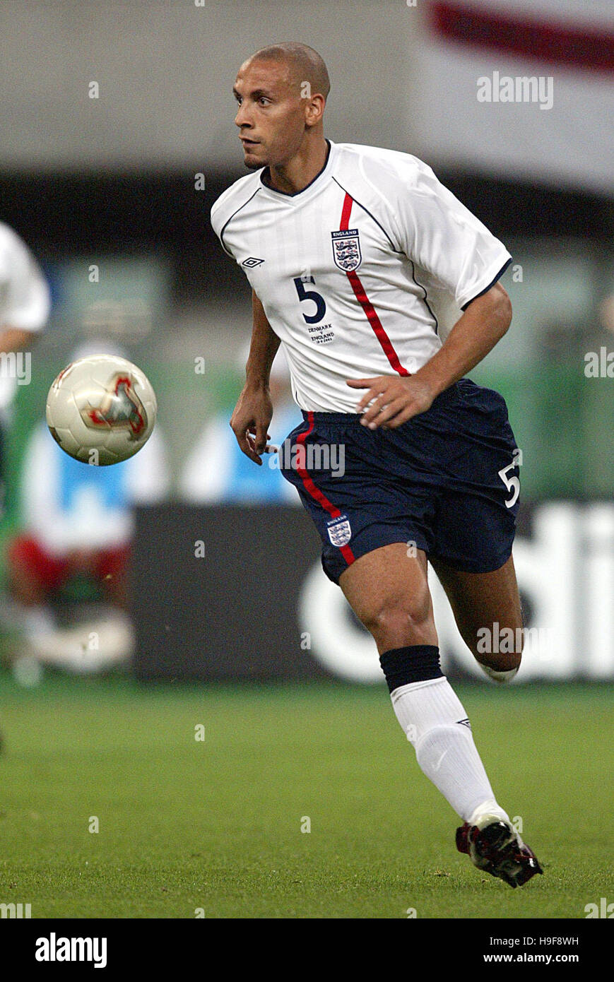 RIO FERDINAND ENGLAND & LEEDS UNITED FC NIIGATA STADIUM BIG SWAN ...