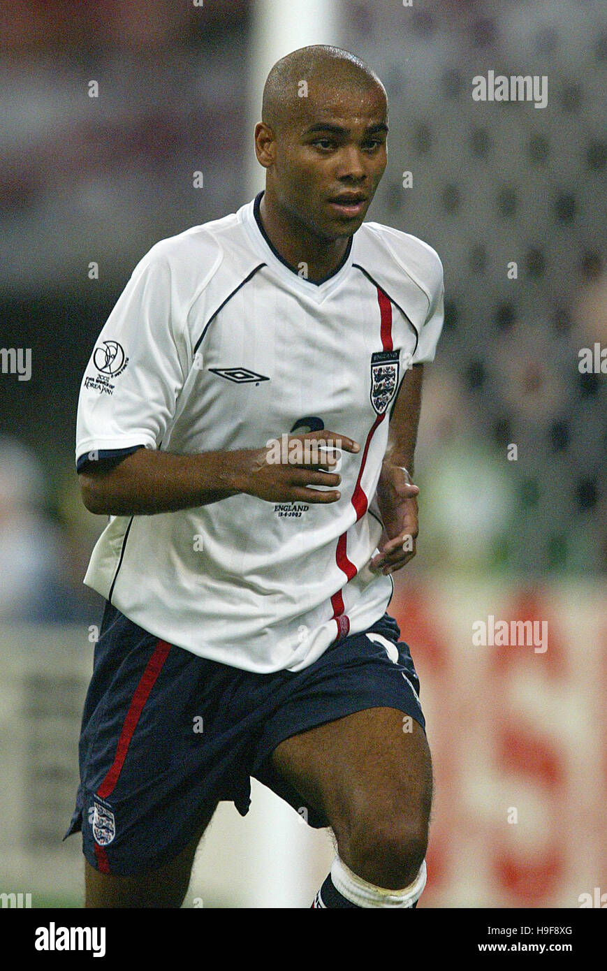 ASHLEY COLE ENGLAND & ARSENAL FC NIIGATA STADIUM BIG SWAN NIIGATA JAPAN ...