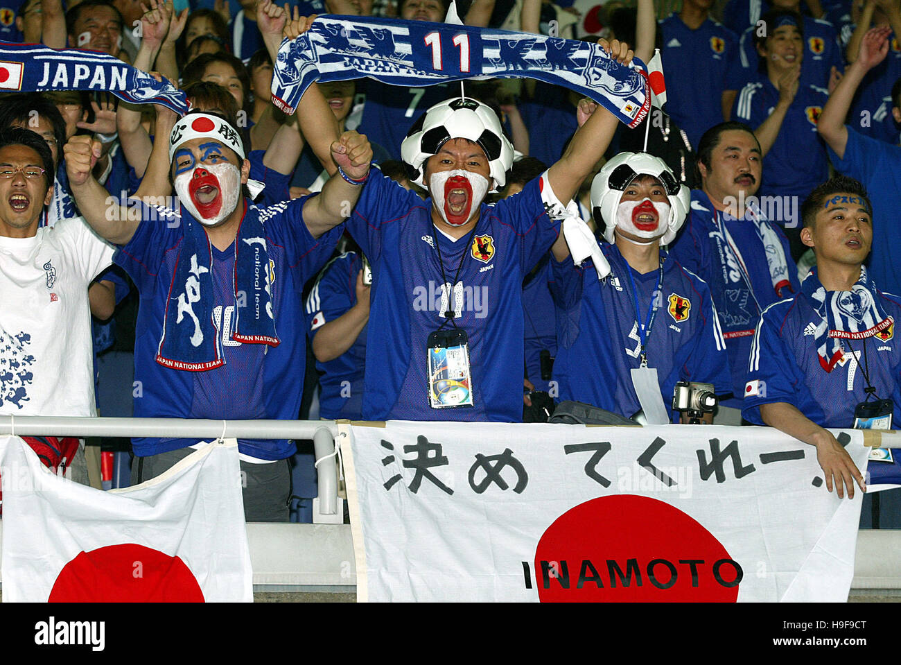 JAPANESE FANS CELEBRATE JAPAN V RUSSIA INTERNATIONAL STADIUM YOKOHAMA ...
