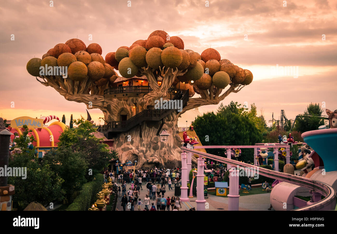 Prezzemolo tree gardaland amusement park hi-res stock photography and ...
