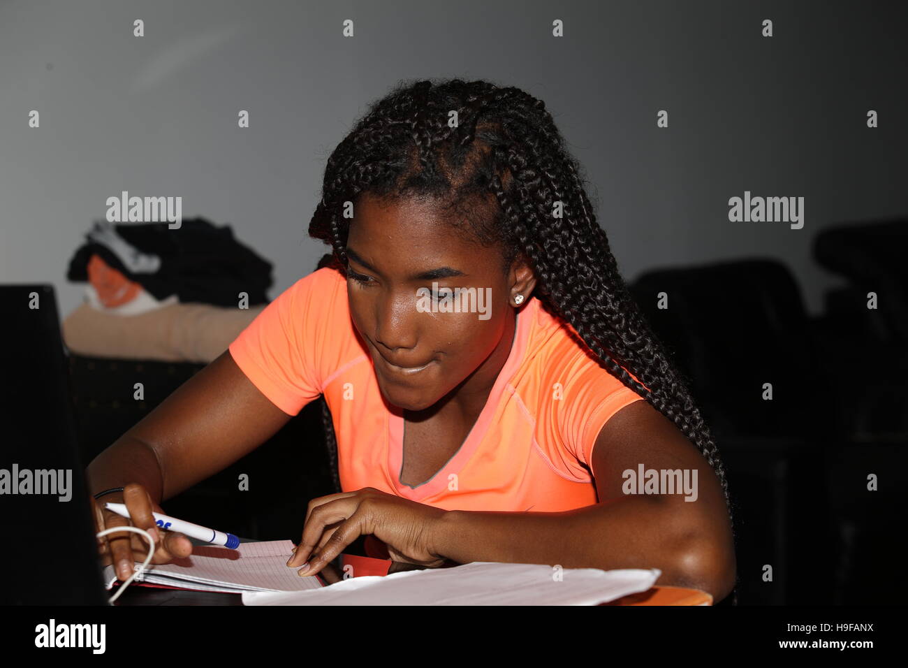 Black girl studying hi-res stock photography and images - Alamy