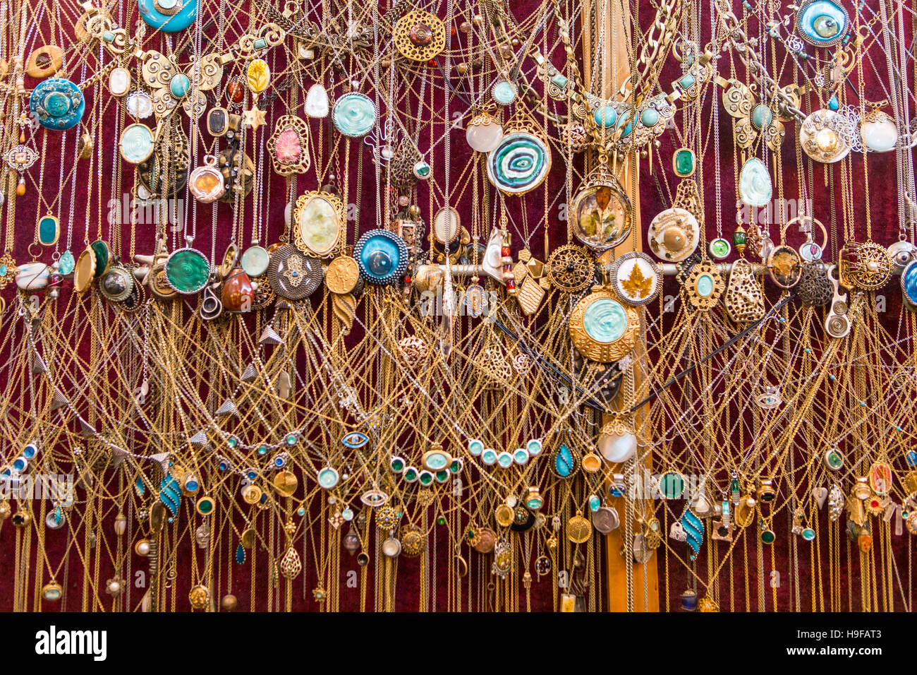 Gold chains hi-res stock photography and images - Alamy