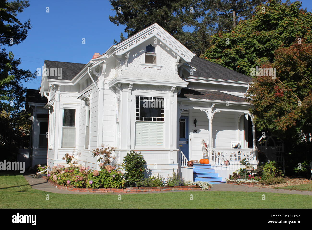Queen anne victorian cottage hi-res stock photography and images - Alamy