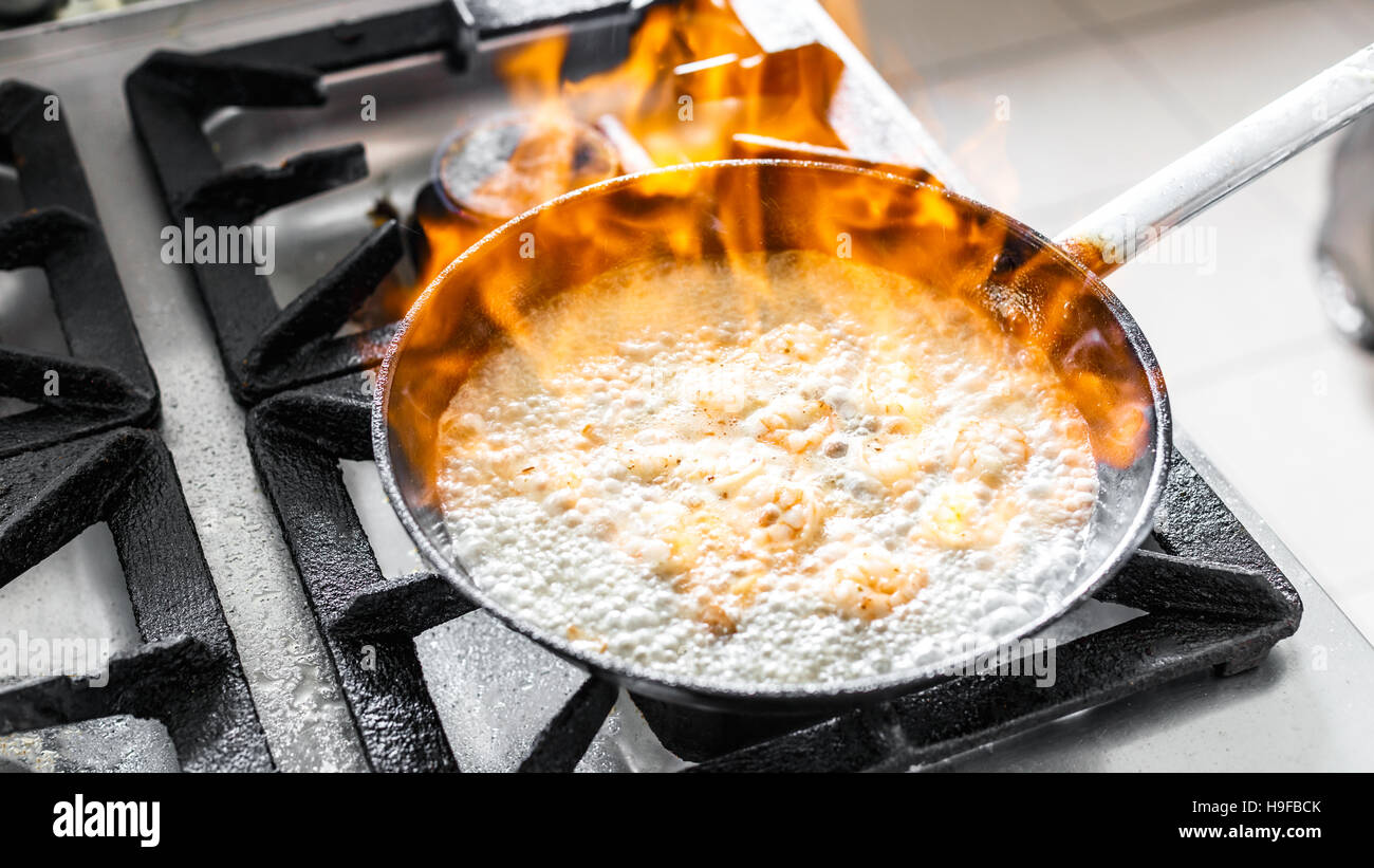 Chef preparing meal flaming pan hi-res stock photography and images - Alamy