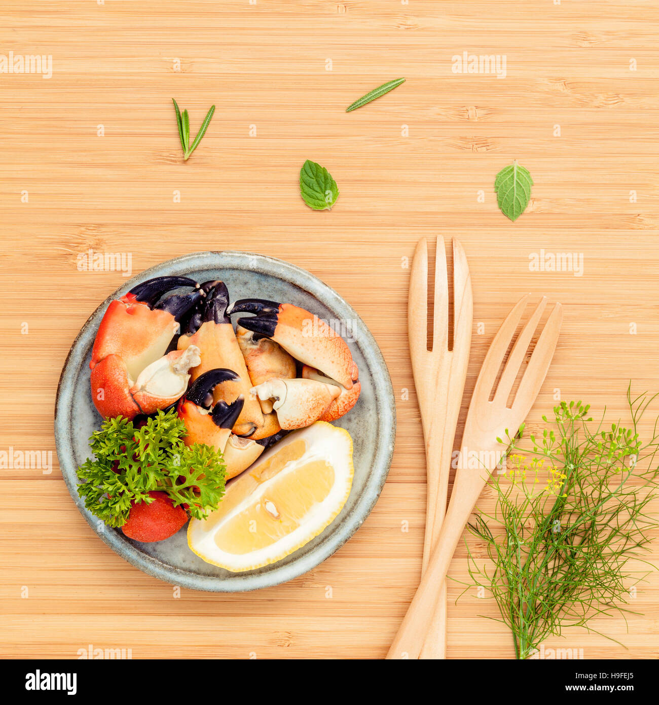 Fresh steamed red crabs leg in bowl . Red crabs leg with ingredi Stock ...