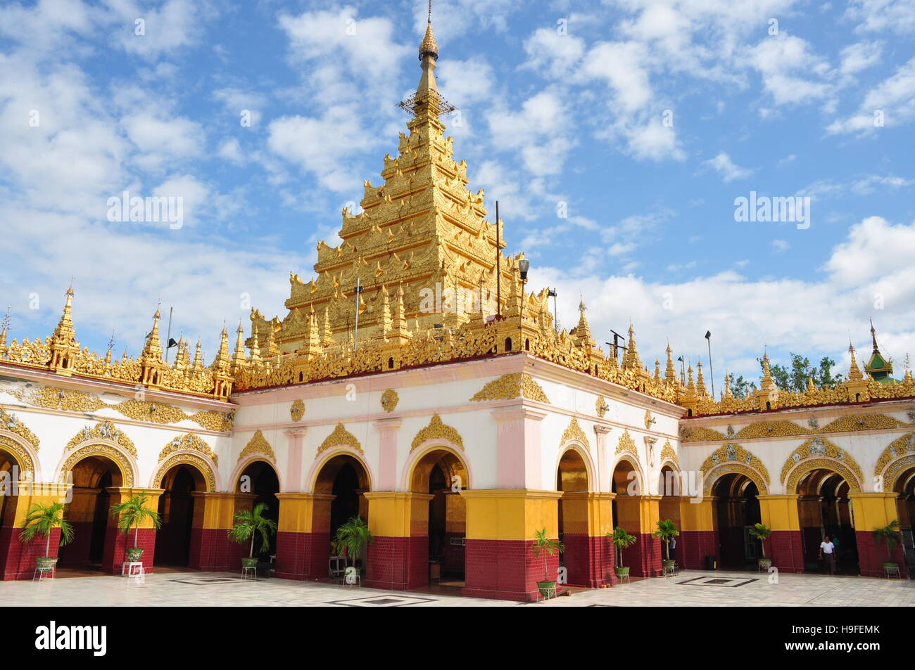 Mahamuni pagoda, Mandalay, Myanmar Stock Photo - Alamy