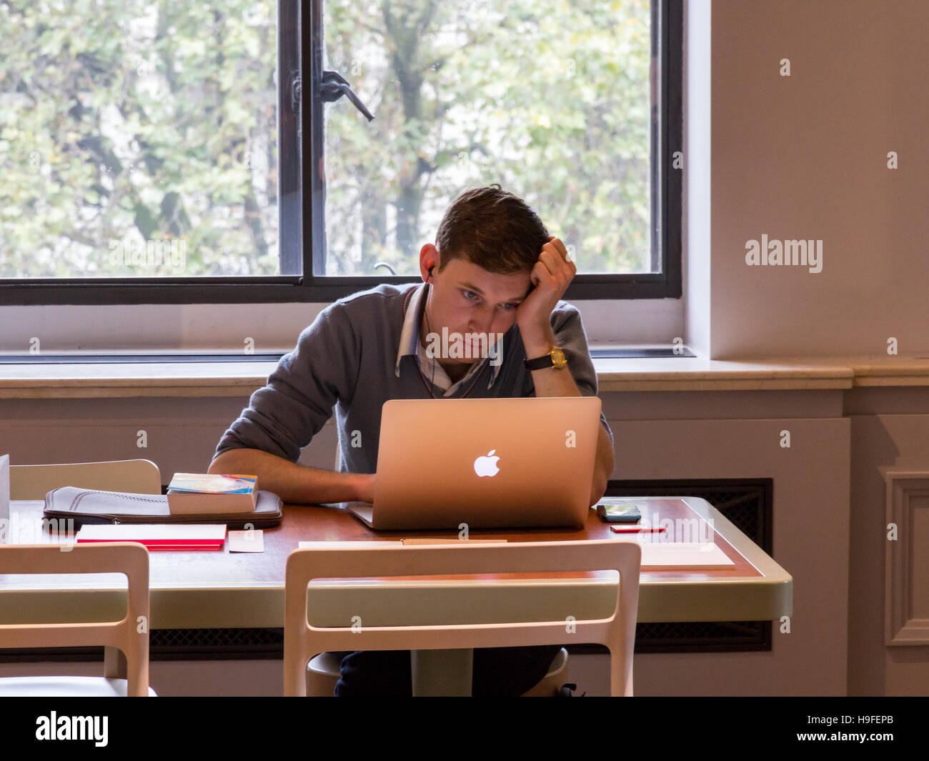 Modern library interior technology hi-res stock photography and images ...