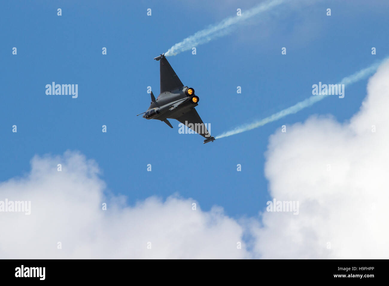 Fighter Jet flying away from camera Stock Photo - Alamy