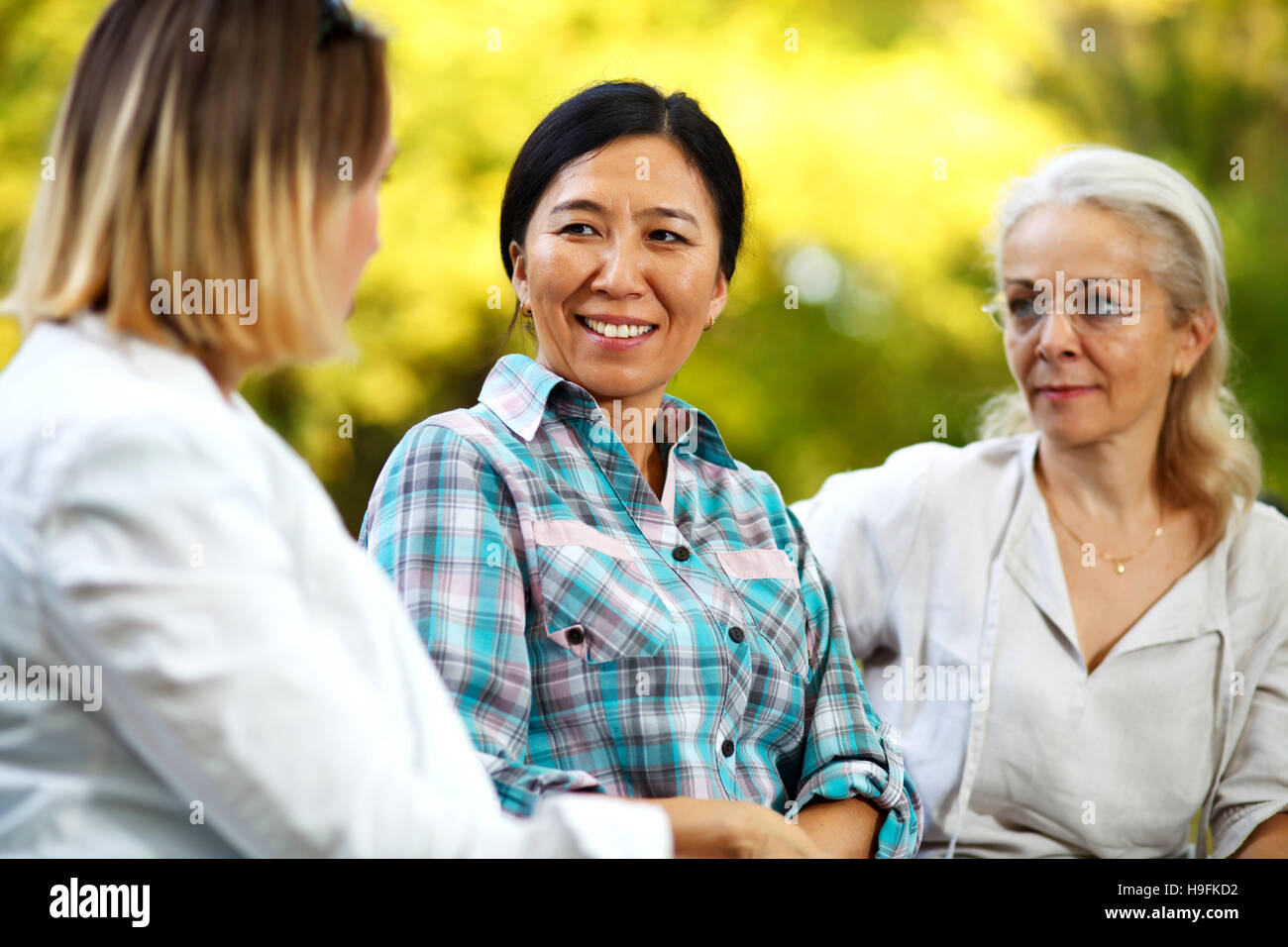 Conversation in the park hi-res stock photography and images - Alamy
