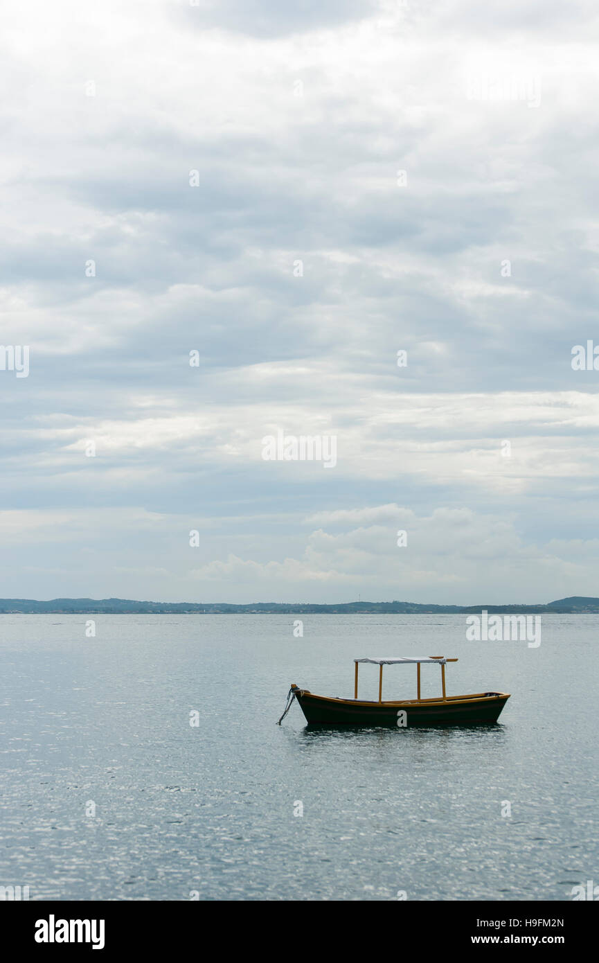 Empty boat hi-res stock photography and images - Alamy