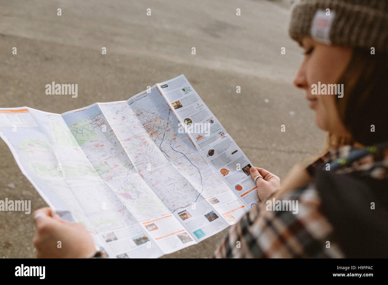 A woman reading a map in San Francisco Stock Photo - Alamy